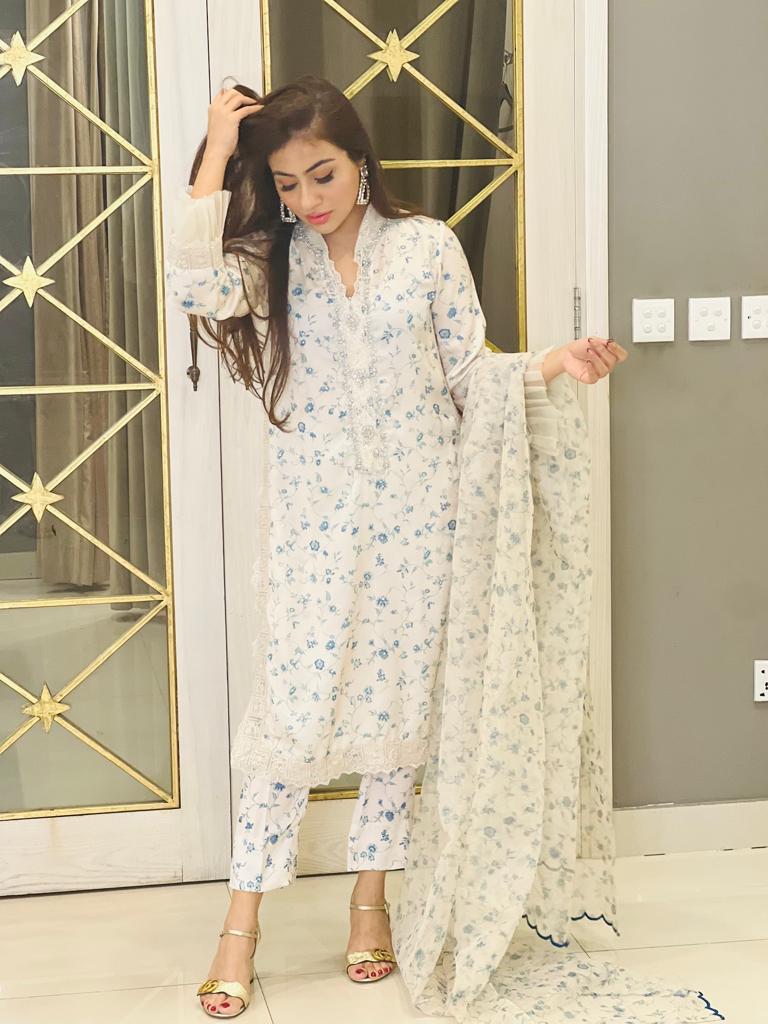 Cream rose – sammykdesign